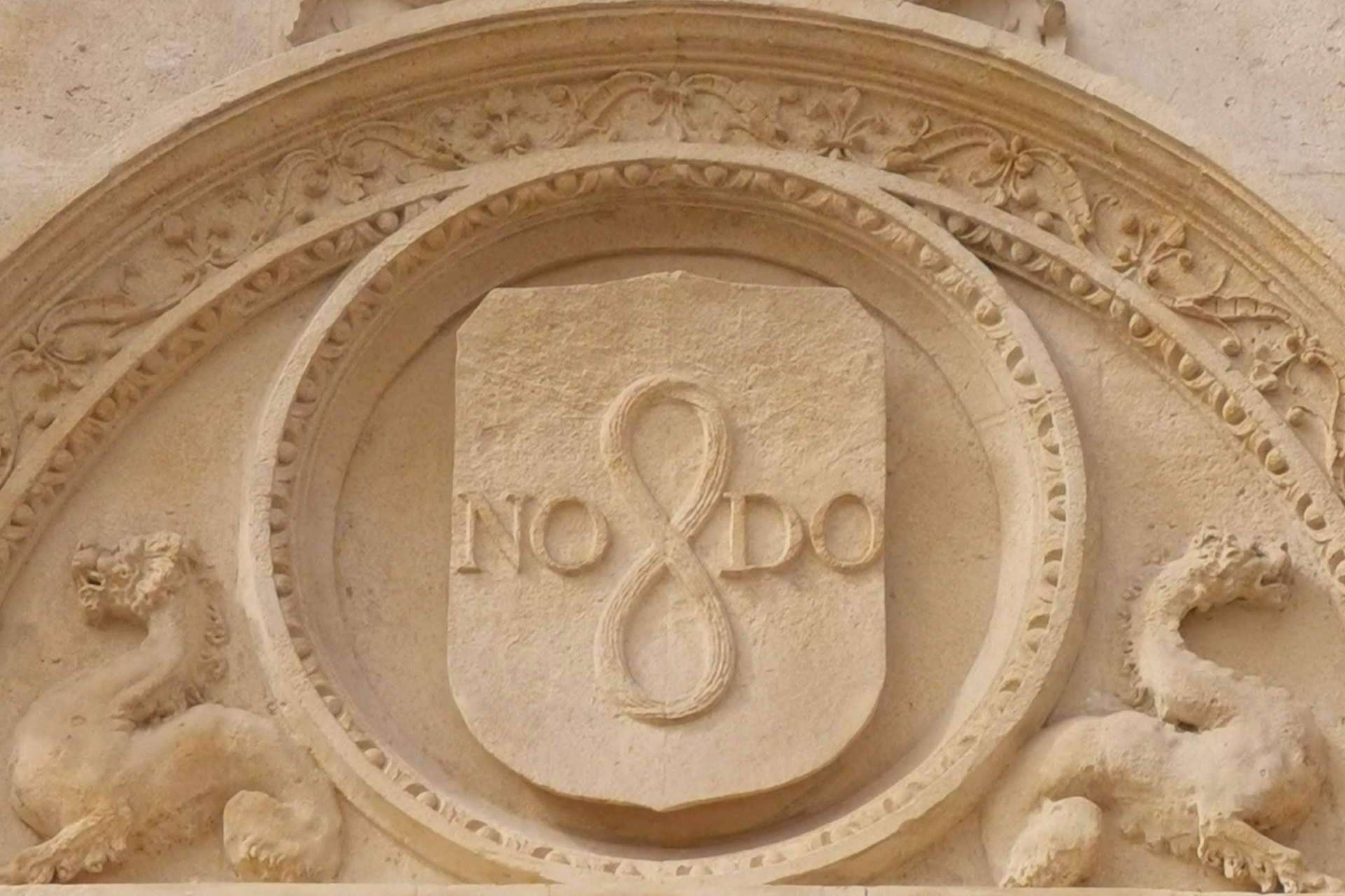 NO8DO, ¿Qué simboliza esta inscripción situada en diferentes lugares de ...