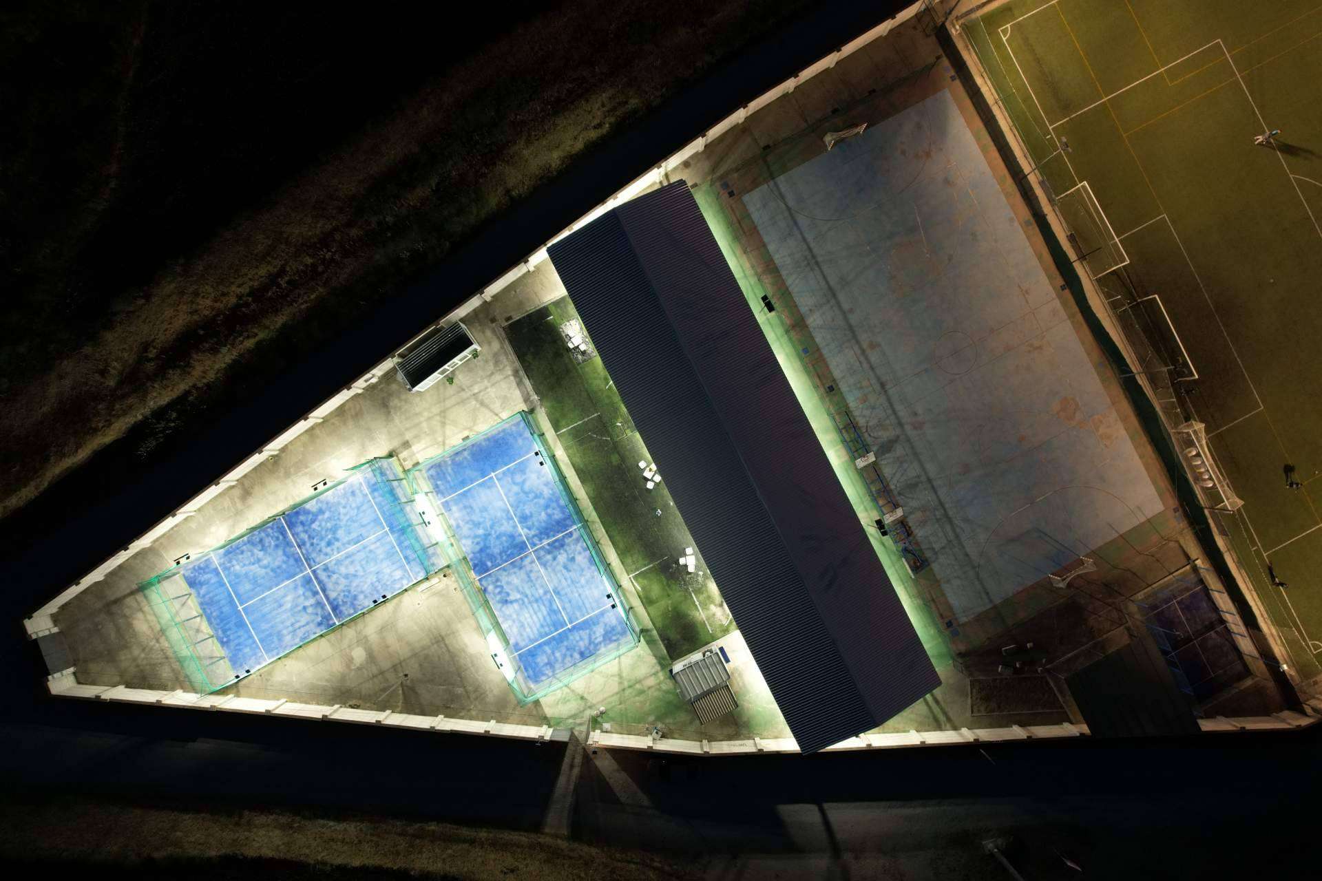 Focos de iluminación LED para pistas de pádel, con Óptima LED - Somos ...