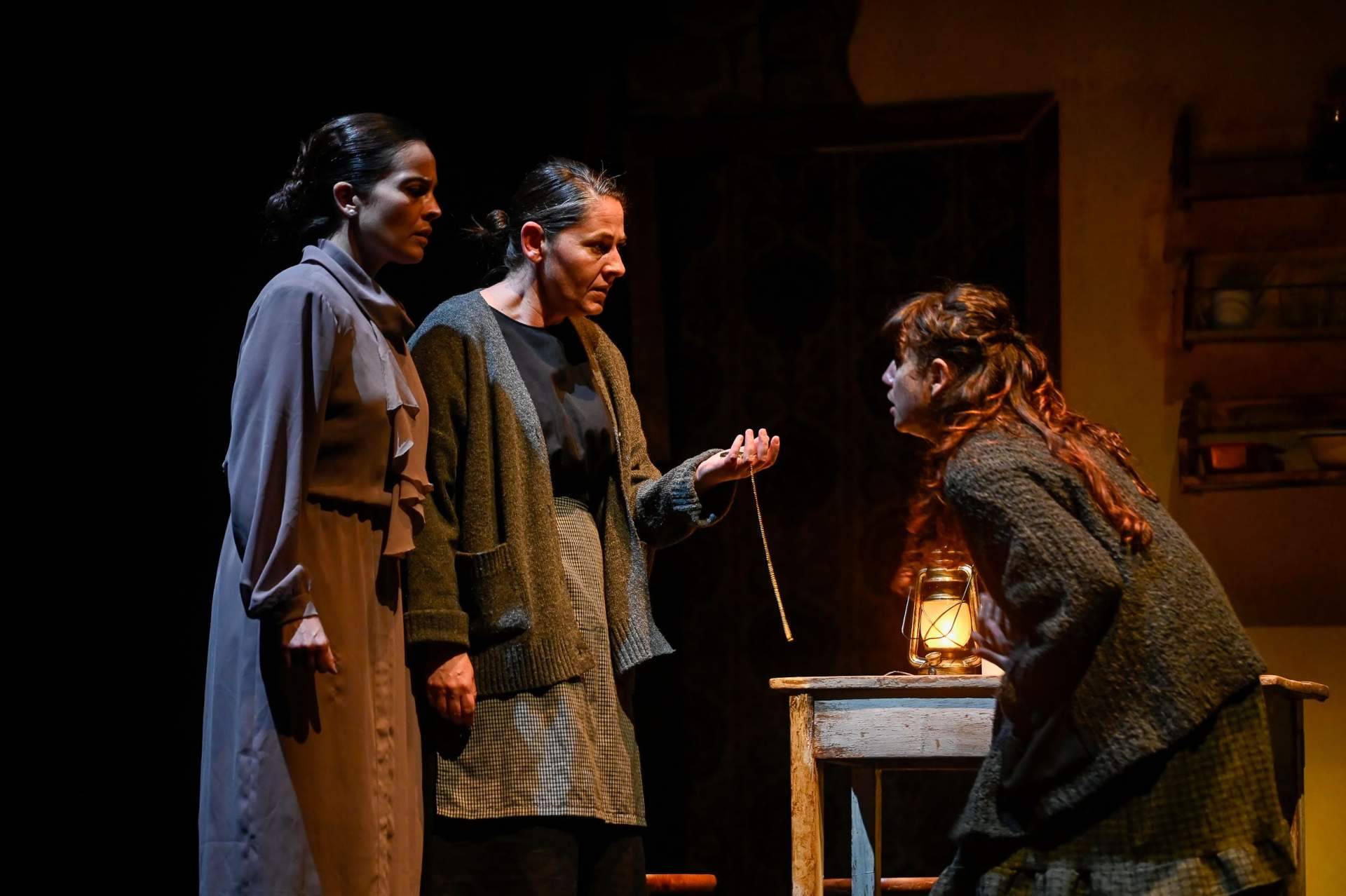 Con éxito de crítica y público, la compañía Adrián Conde estrena 'Memoria de la nisal' en Gijón ...